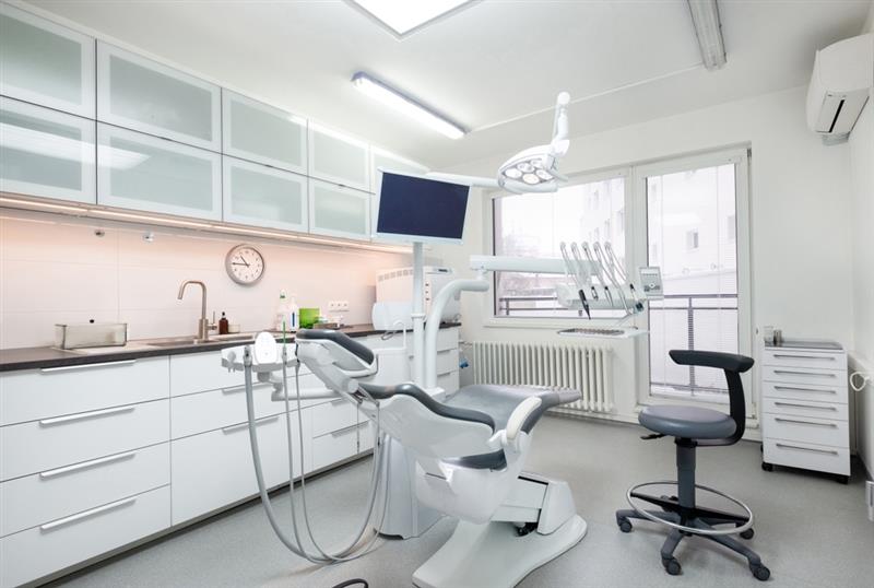 Top 7 Signs to See a Dentist & Choose the Right Dental Clinic